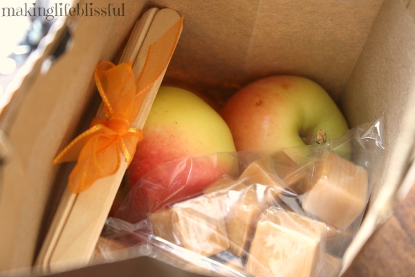 caramel apple kit neighbor gift | Making Life Blissful
